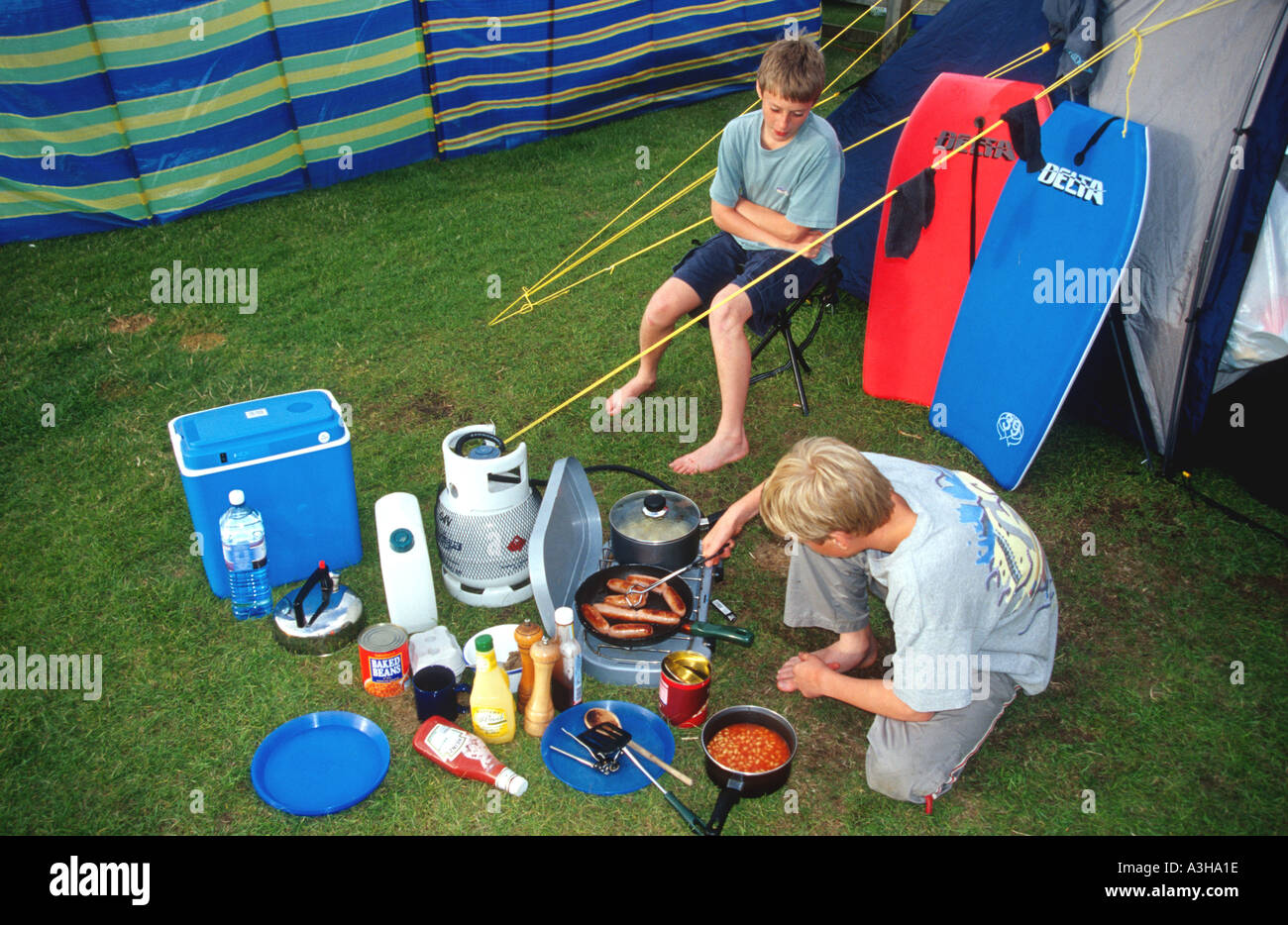 Teen boys cooking hi-res stock photography and images - Alamy