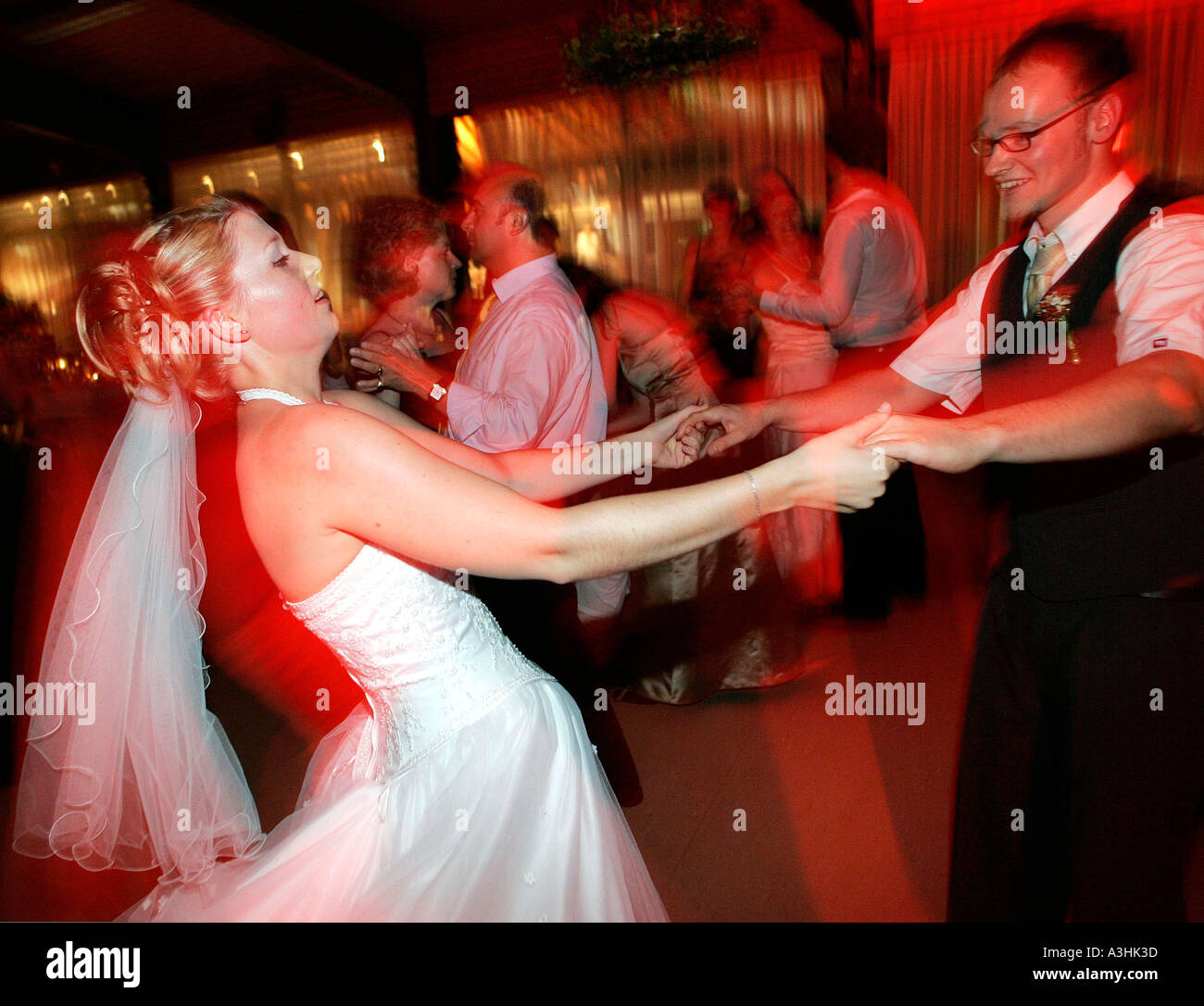 wedding couple dancing Stock Photo - Alamy