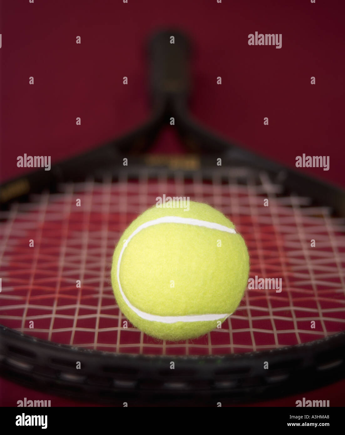 Red tennis racket hi-res stock photography and images - Alamy