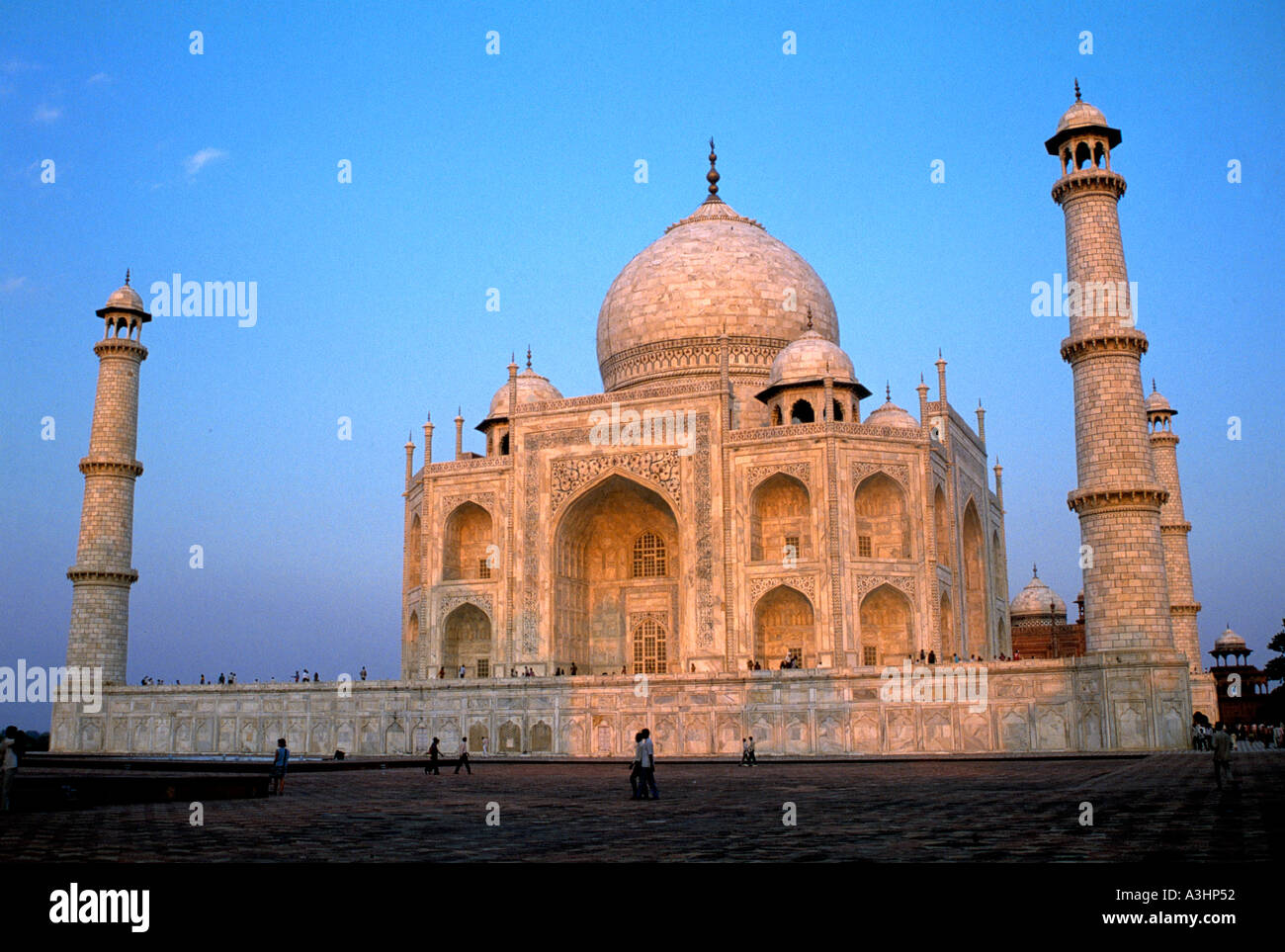 mausoleum taj mahal at evening near city of agra state of uttar Stock ...
