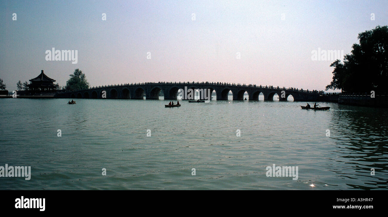 17 arch bridge and kunming lake city of peking china Stock Photo - Alamy