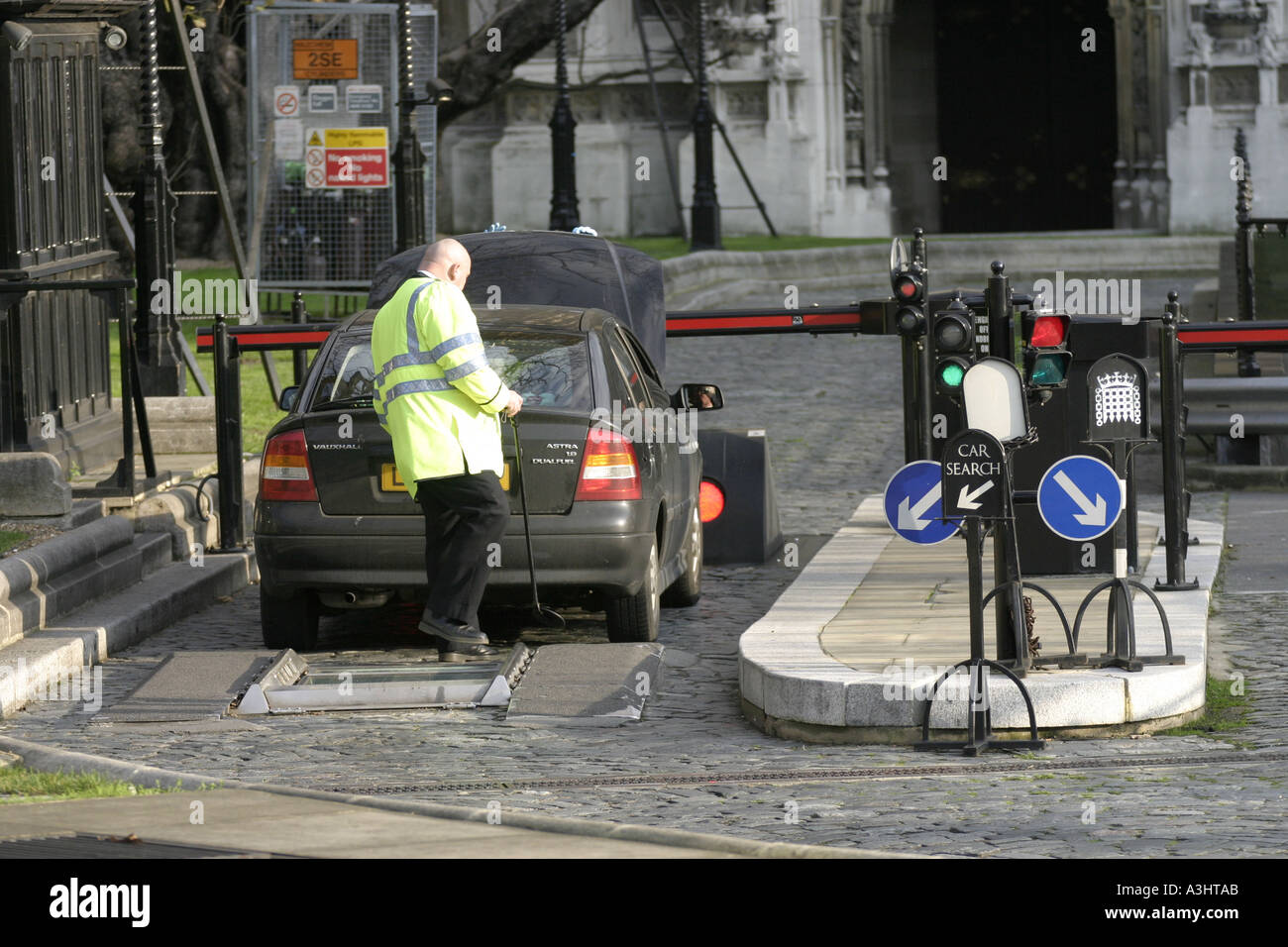 Security Guard stop and search a car Houses of Parliament secure entry ...