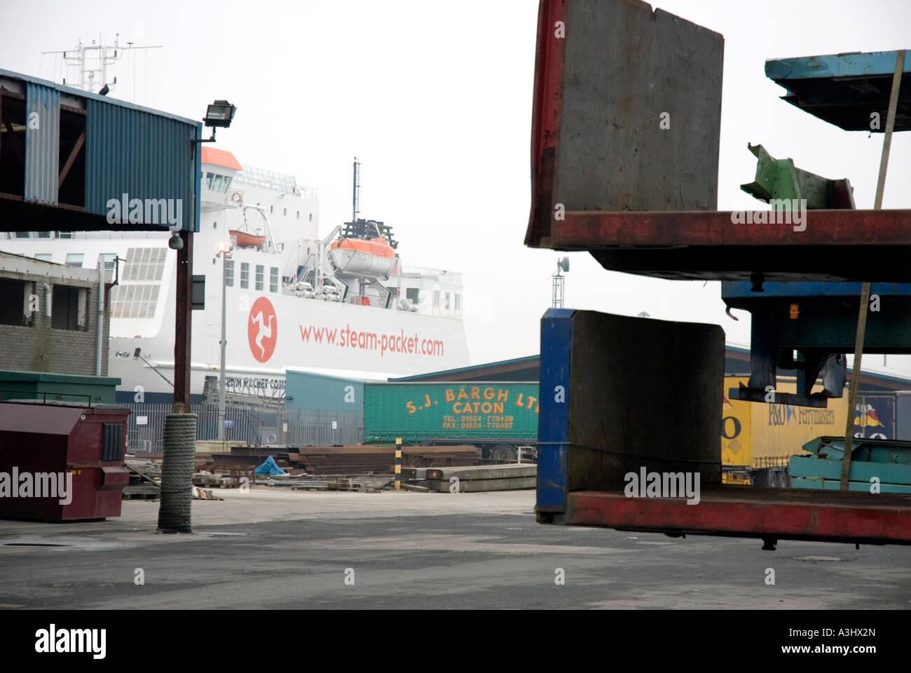 Loading trailers hi-res stock photography and images - Alamy