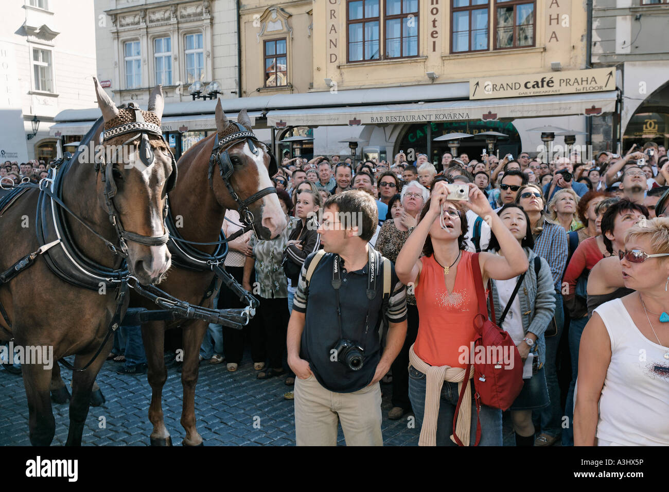 CZECH REPUBLIC PRAGUE OLD TOWN HALL OLD TOWN SQUARE TOURISTS WATCHING ...
