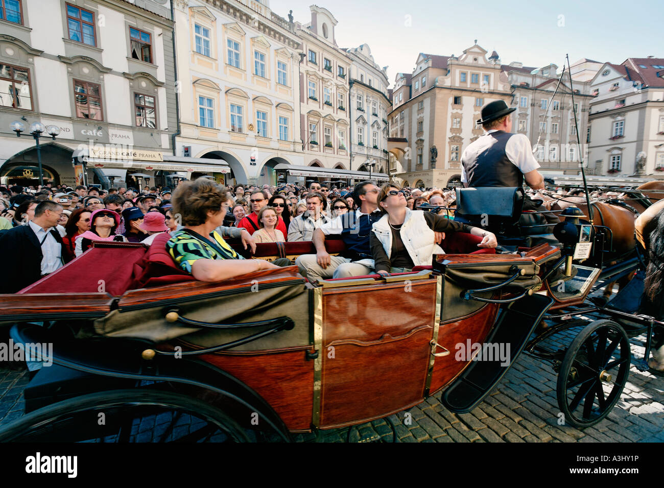 CZECH REPUBLIC PRAGUE OLD TOWN HALL OLD TOWN SQUARE TOURISTS WATCHING ...