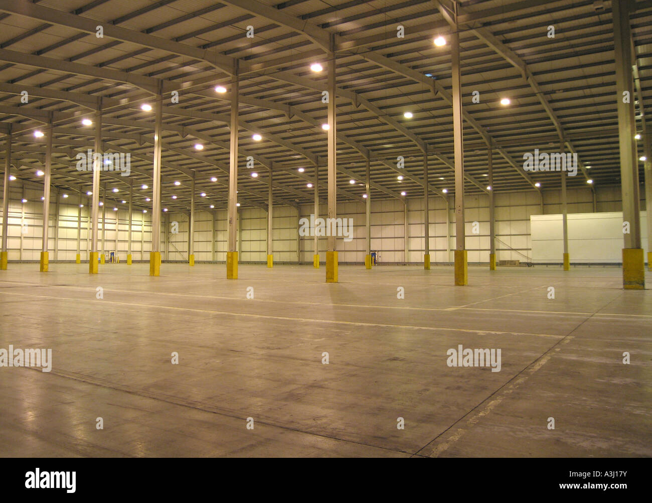 Large empty industrial warehouse factory unit Stock Photo - Alamy Large empty industrial warehouse factory unit Stock Photo - Alamy