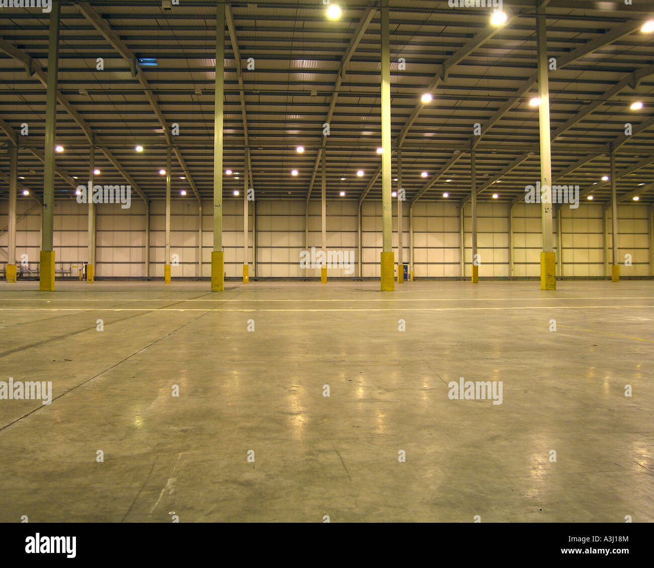 Large empty industrial warehouse factory unit Stock Photo - Alamy
