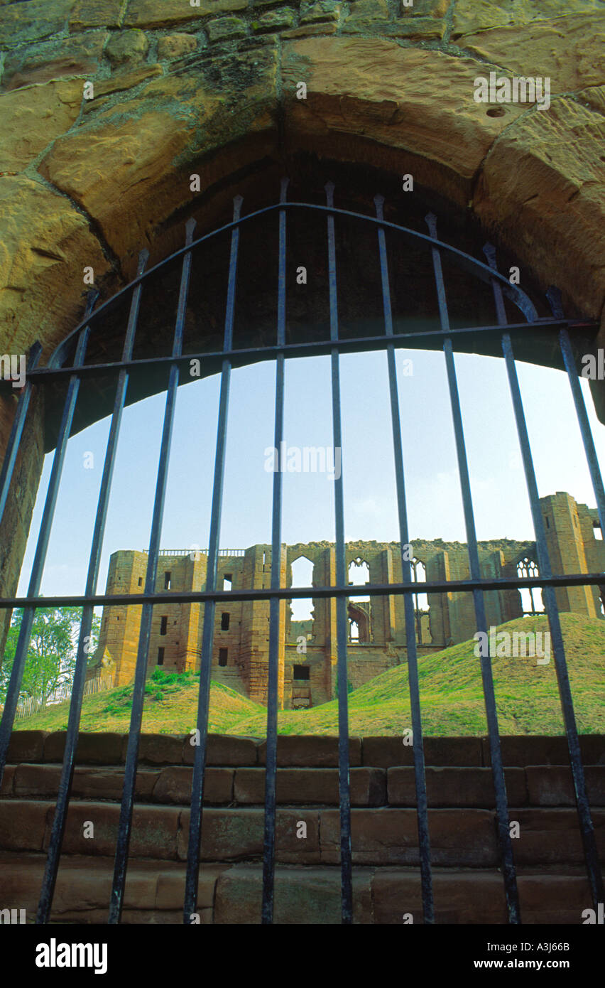 Barred window ruins kenilworth castle hi-res stock photography and ...