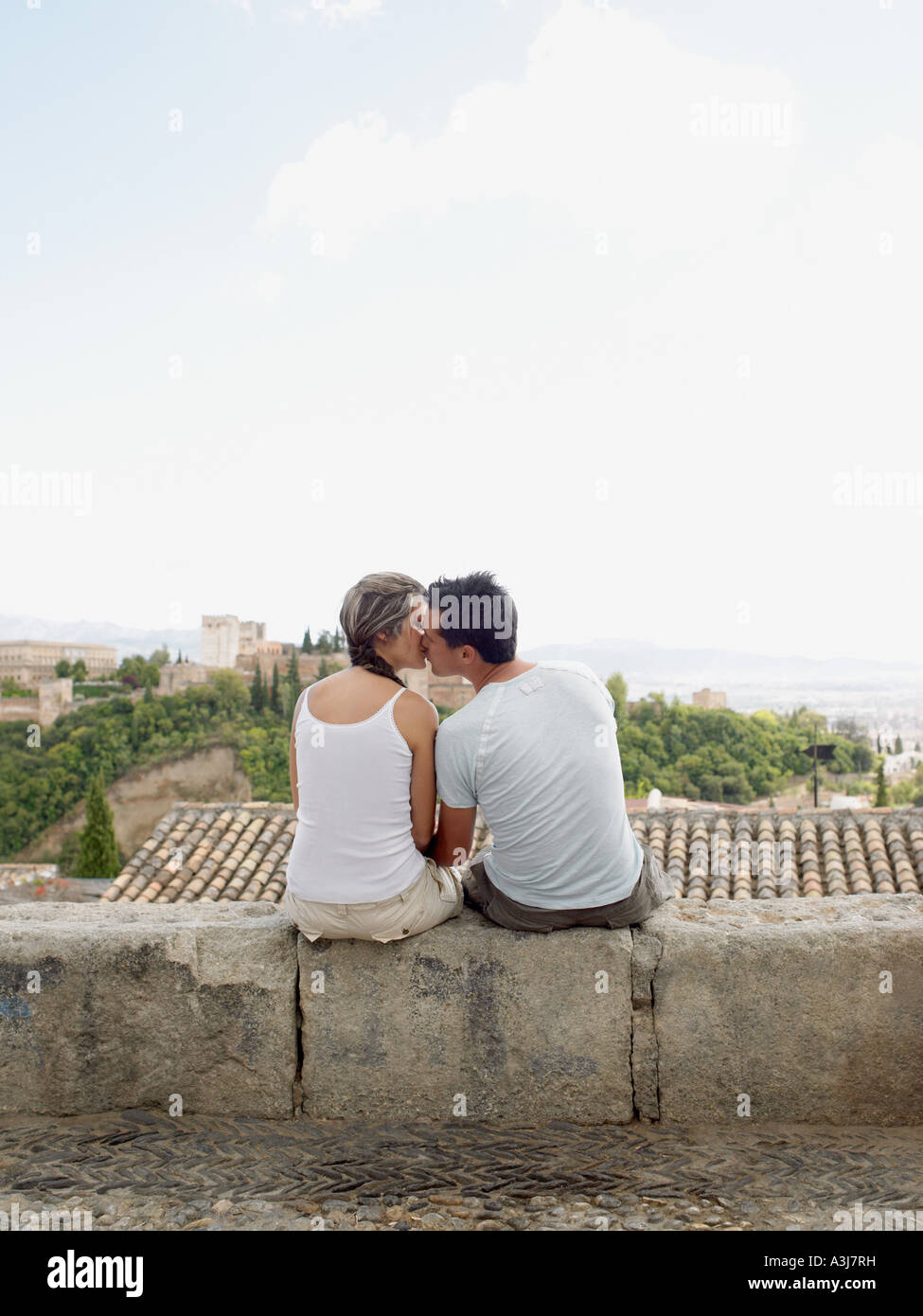 Couple on kissing on wall hi-res stock photography and images - Alamy
