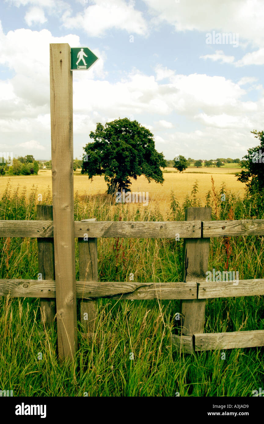 Footpath sign crops hi-res stock photography and images - Alamy