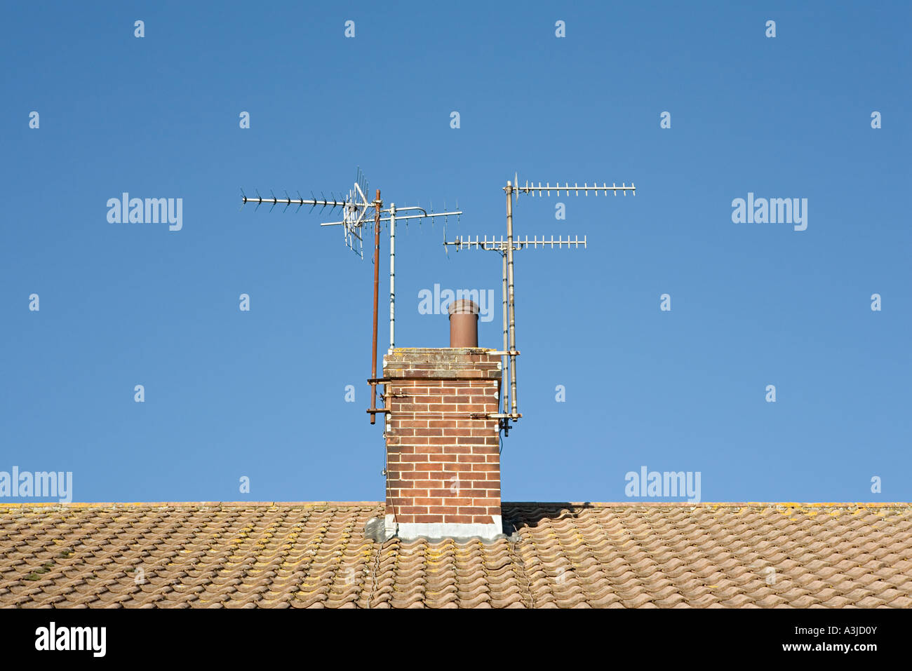 Aerials on a chimney Stock Photo - Alamy