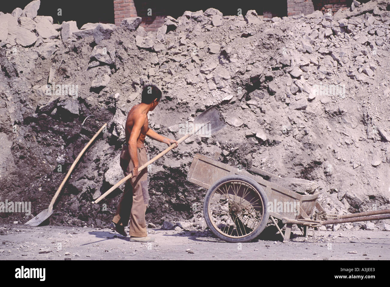 China workers cement hi-res stock photography and images - Alamy