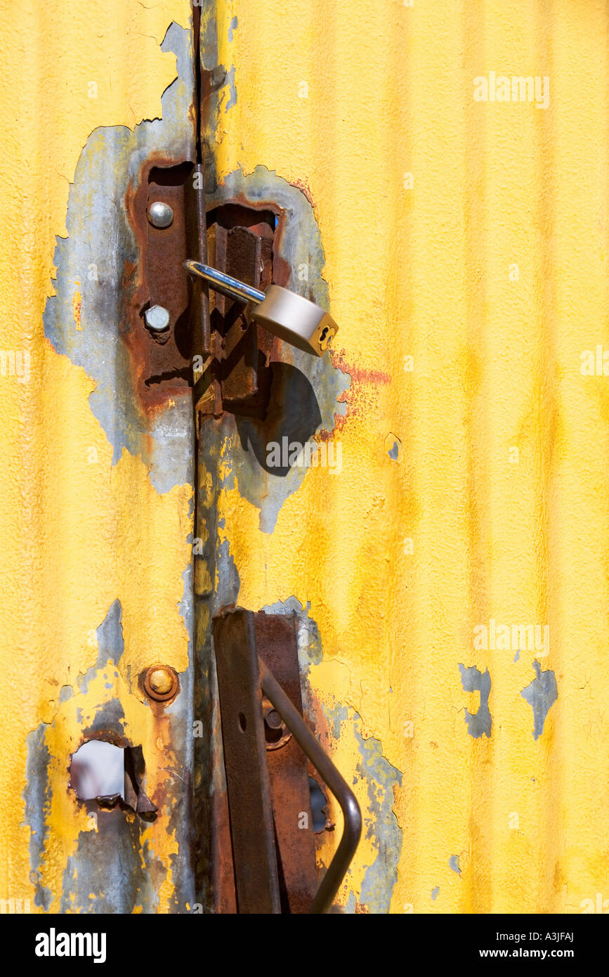 Locked metal gate Stock Photo - Alamy