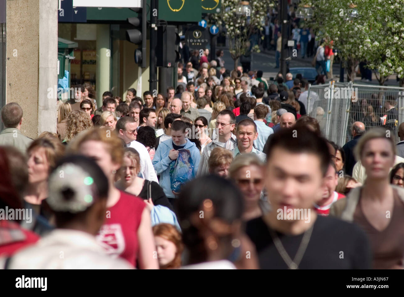 Crowds of shoppers. Oxford Street, London, England Stock Photo - Alamy