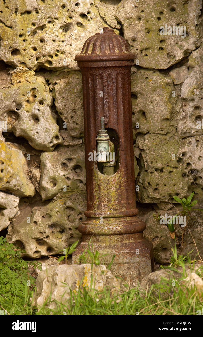 A DRINKING FOUNTAIN IN THE COTSWOLD VILLAGE OF NORTH CERNEY IN ...
