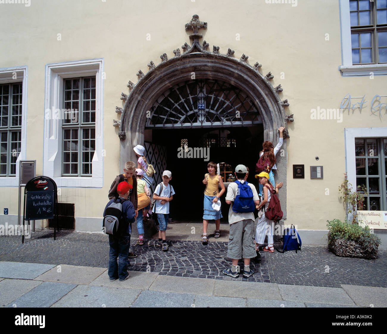 Spaetgotisches Portal mit Fluesterbogen an einem Haus am Untermarkt in ...
