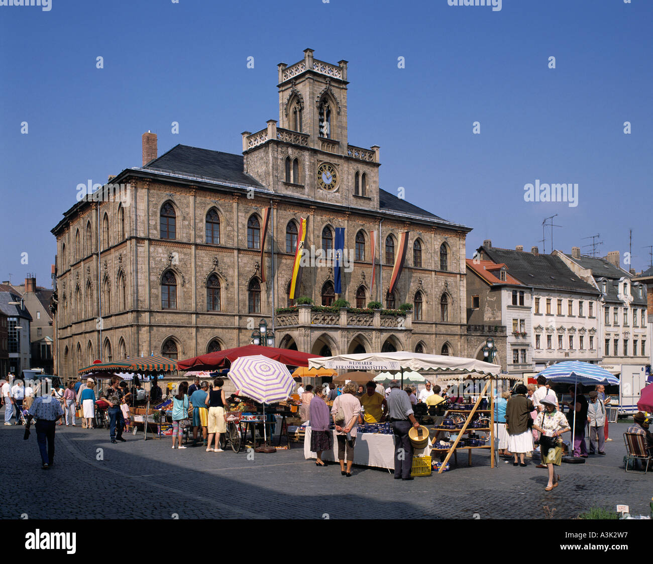 Wochenmarkt auf dem Marktplatz vor dem Rathaus von Weimar Stock Photo ...