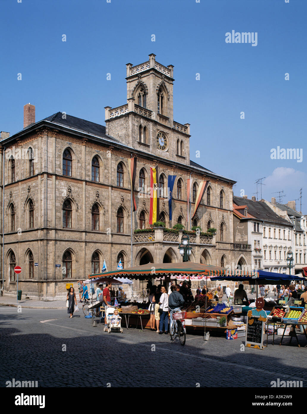Wochenmarkt auf dem Marktplatz vor dem Rathaus von Weimar Stock Photo ...