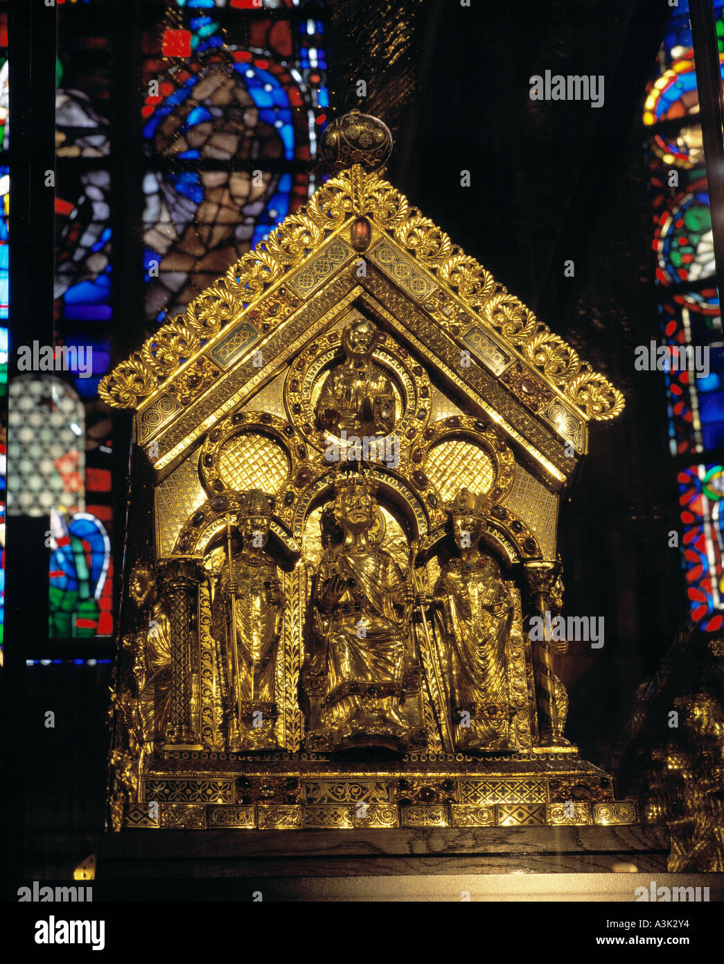 goldener Karlsschrein mit den Reliquien von Kaiser Karl dem Grossen im ...