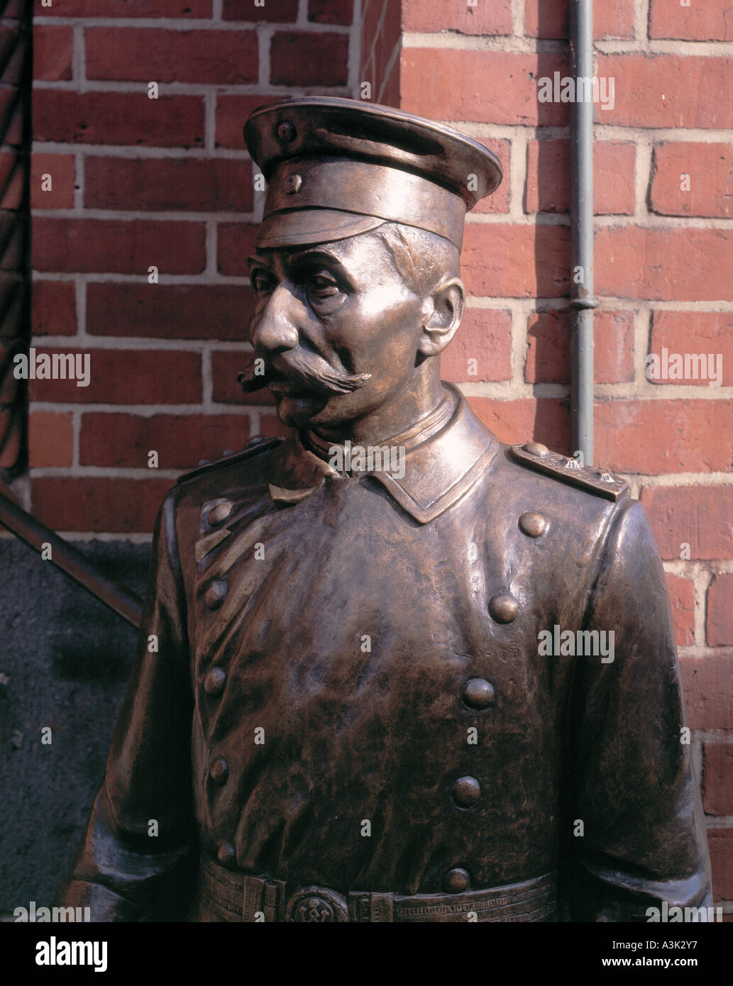 Bronzeplastik des Hauptmann von Koepenick alias Schuster Wilhelm Voigt ...