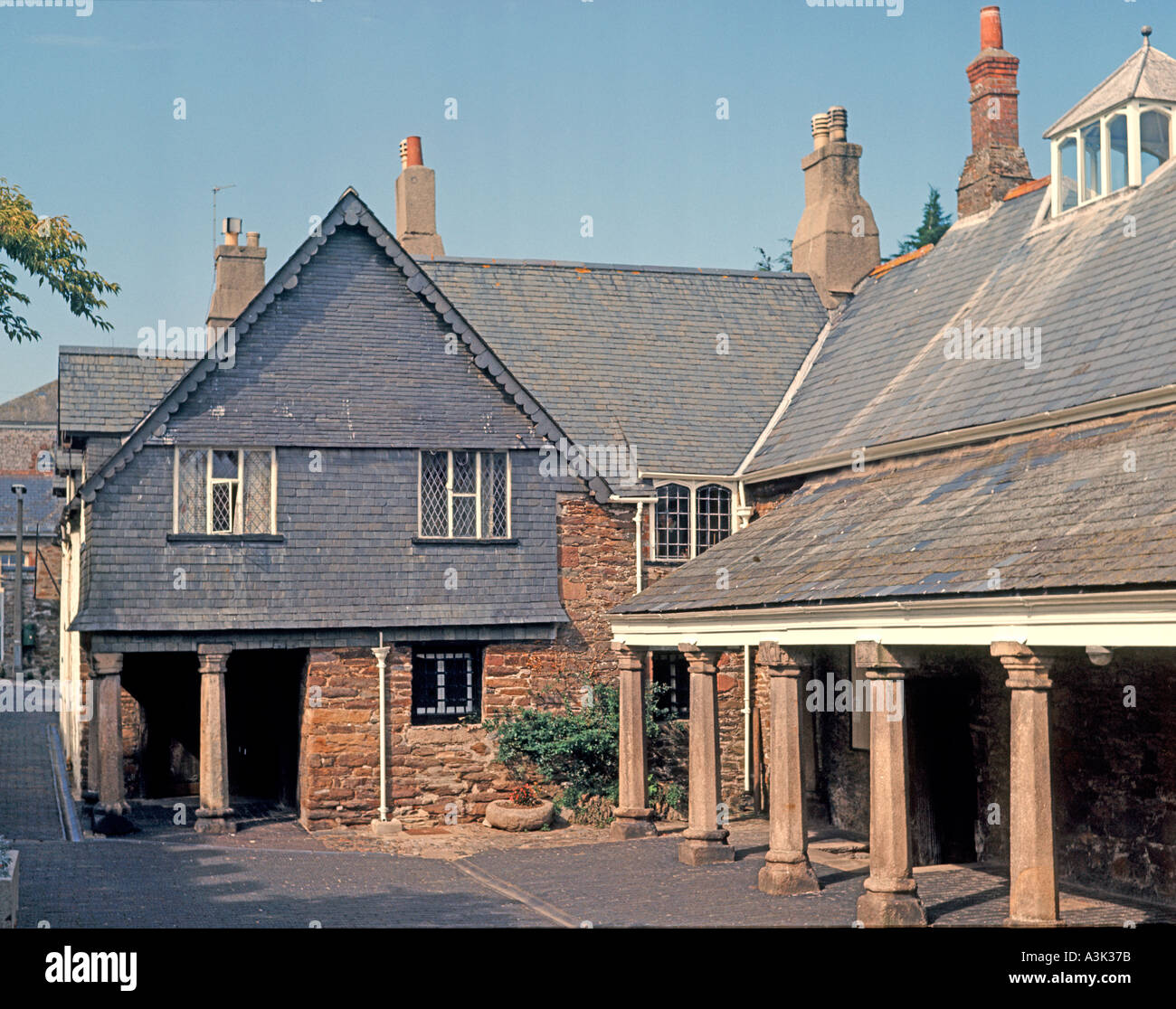 Building tudor elizabethan hi-res stock photography and images - Alamy