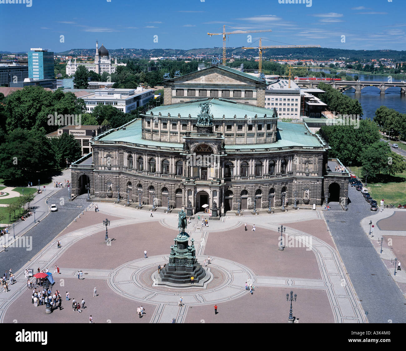Theaterplatz mit Semperoper und Reiterstatue Koenig Johann in Dresden ...