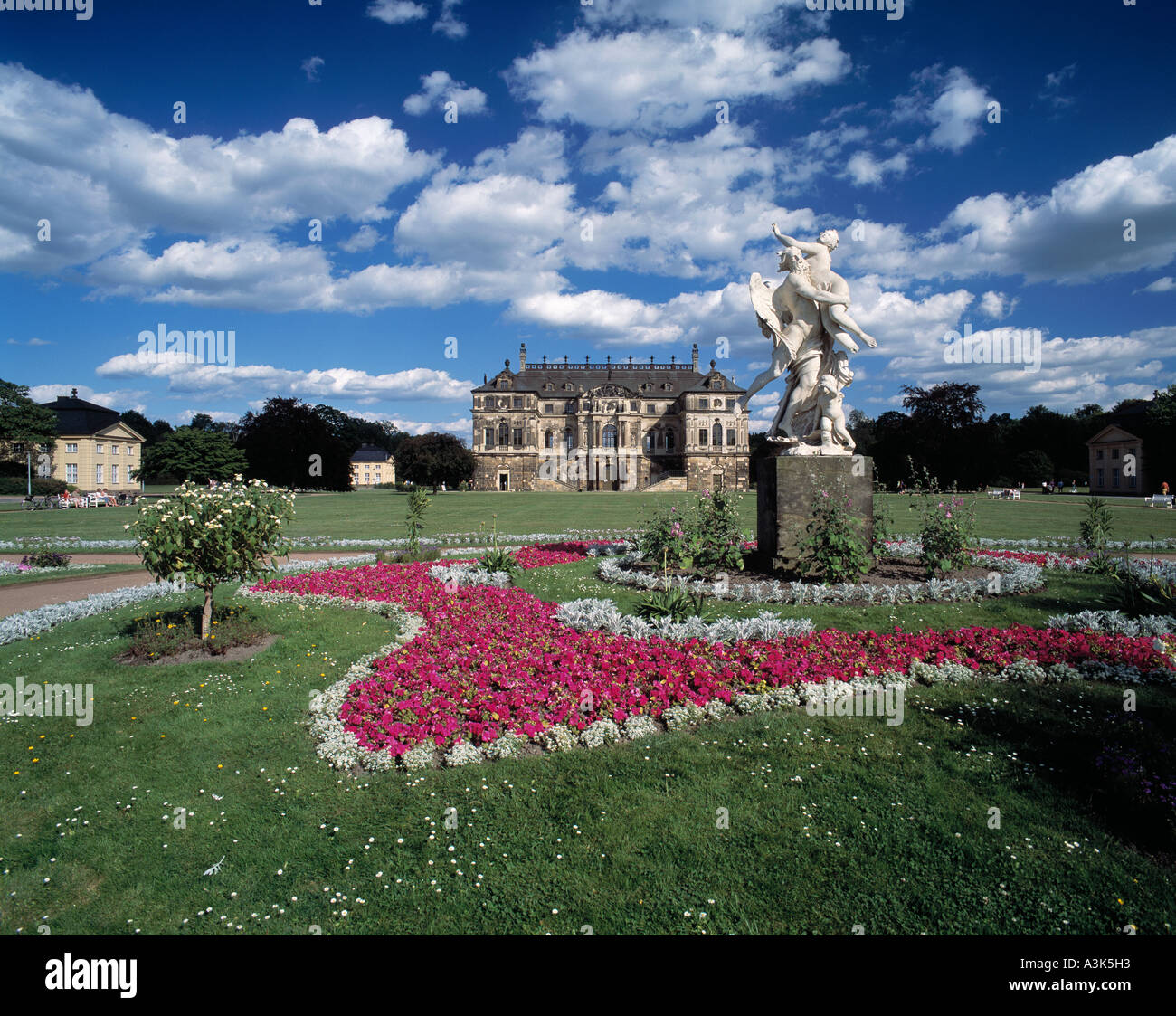Grosser Garten in Dresden mit Gartenpalais und Skulpturengruppe Stock ...