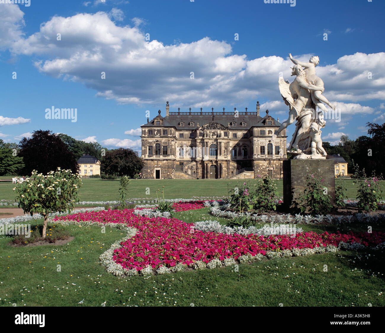 Grosser Garten in Dresden mit Gartenpalais und Skulpturengruppe Stock ...