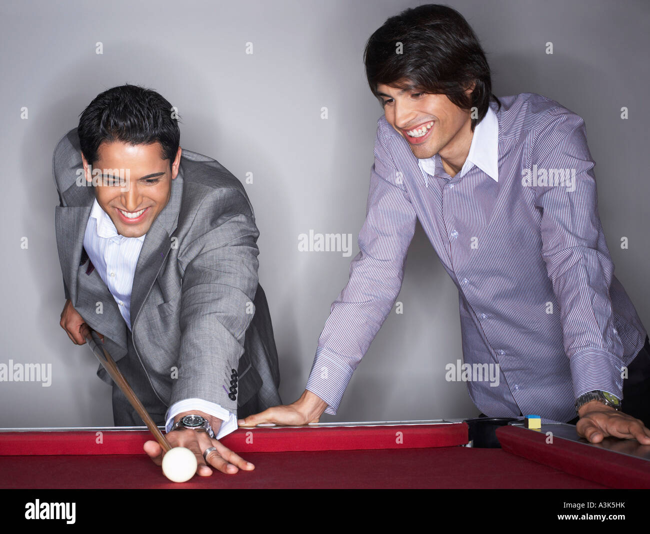 Friends hanging out pool table hi-res stock photography and images - Alamy