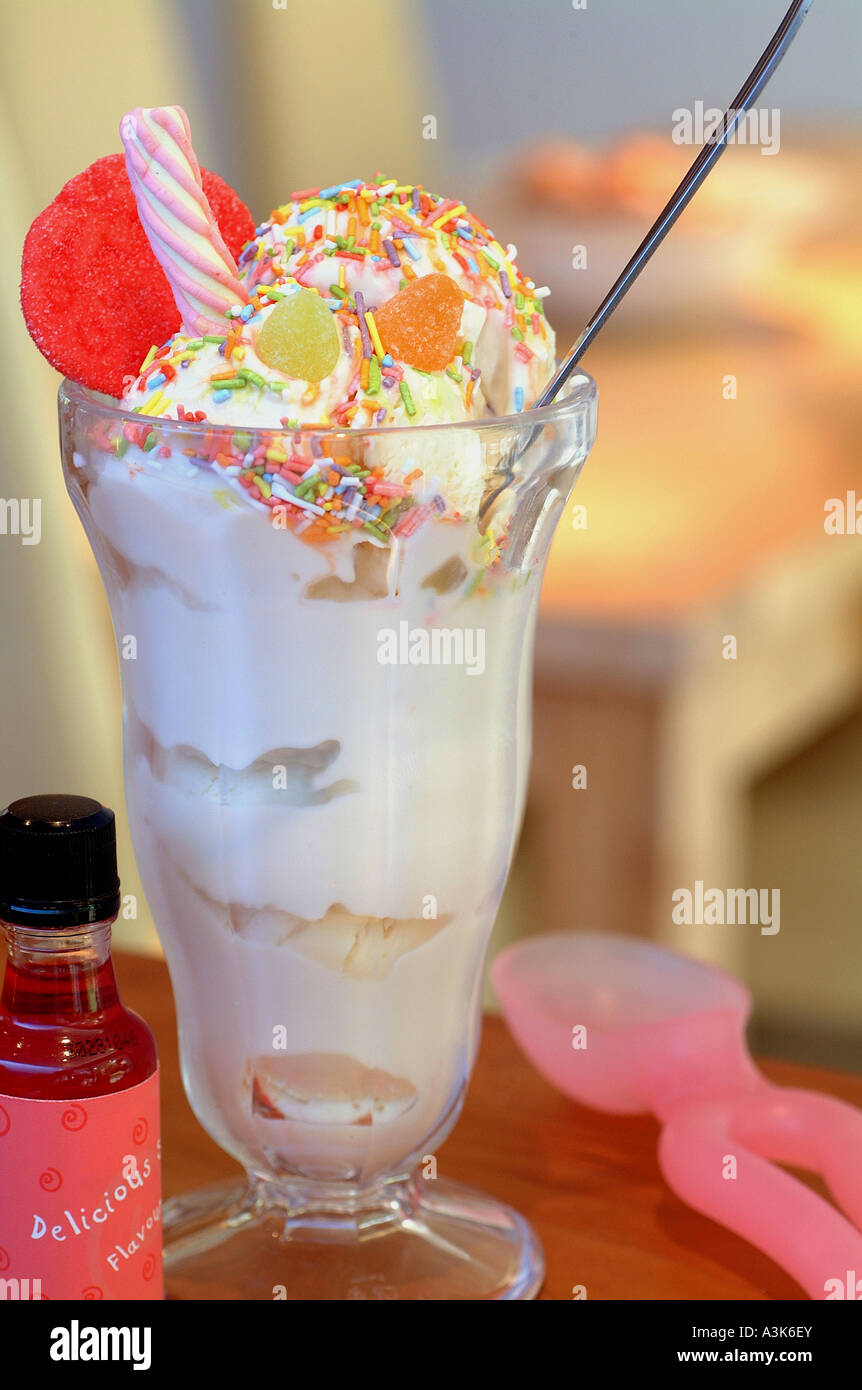 Traditional ice cream sundae in a sundae glass Stock Photo - Alamy