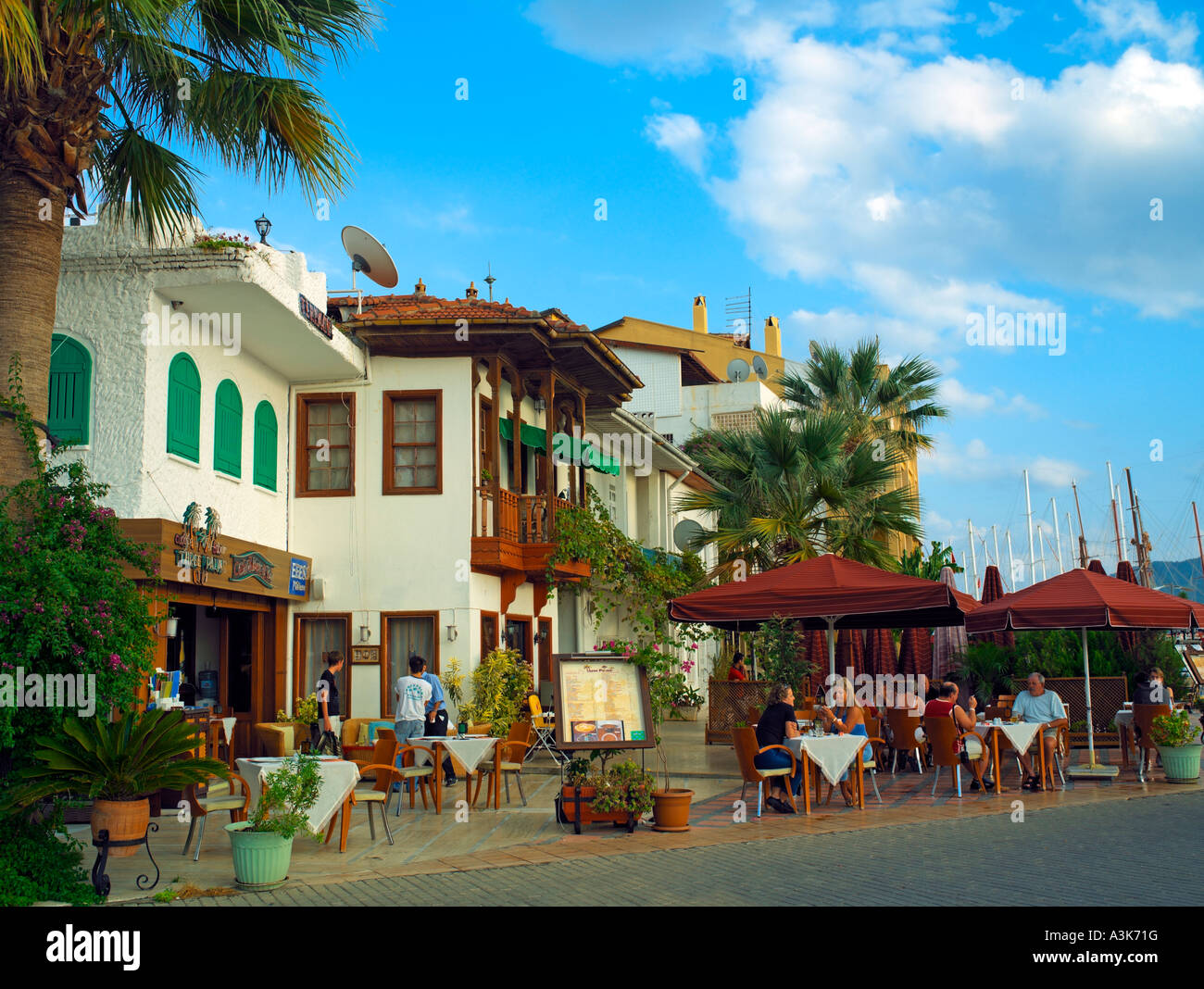 Pavement restaurant on the waterfront Stock Photo - Alamy