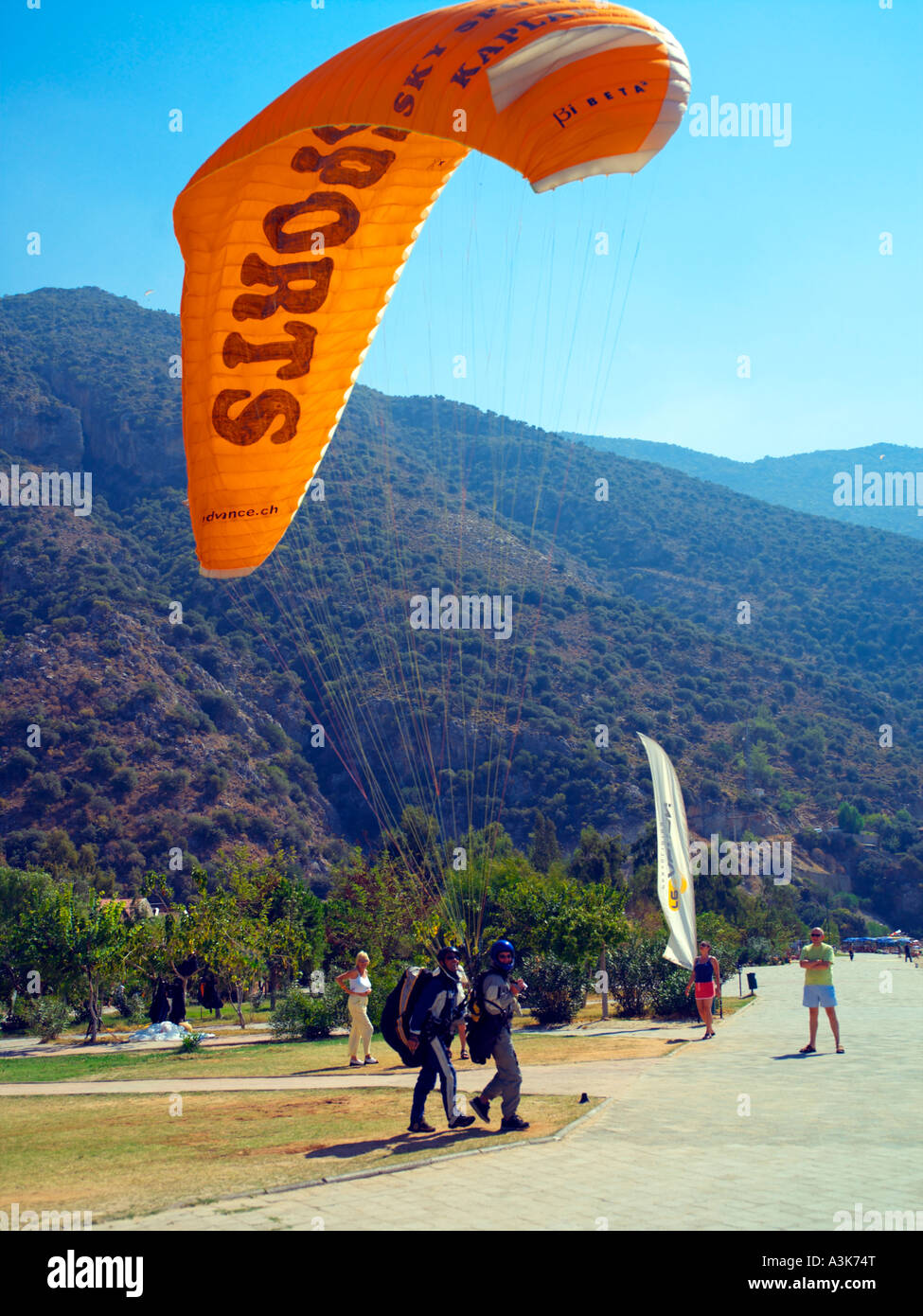 Paragliders landing on the beach at Oludeniz Stock Photo - Alamy