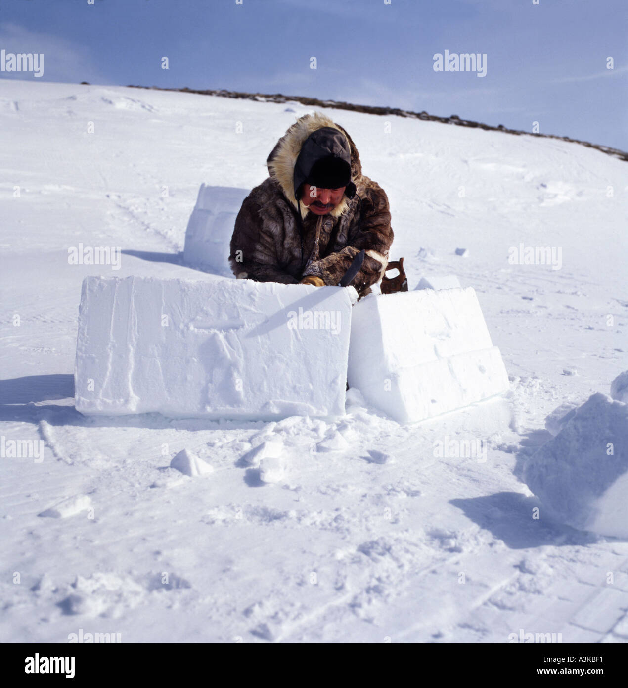 Building an Igloo Nunavut Stock Photo - Alamy
