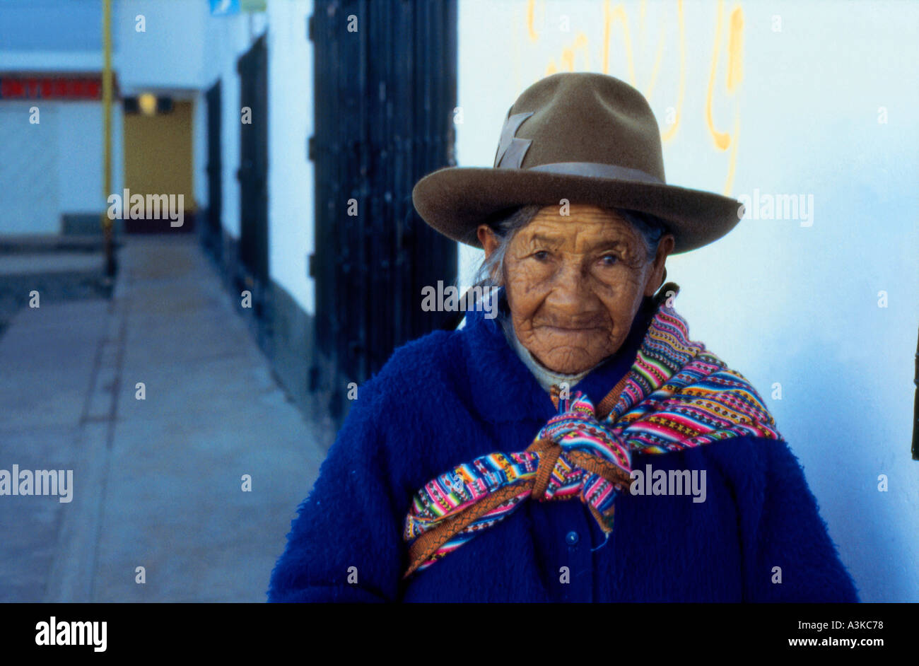Portrait elderly peruvian woman hi-res stock photography and images - Alamy