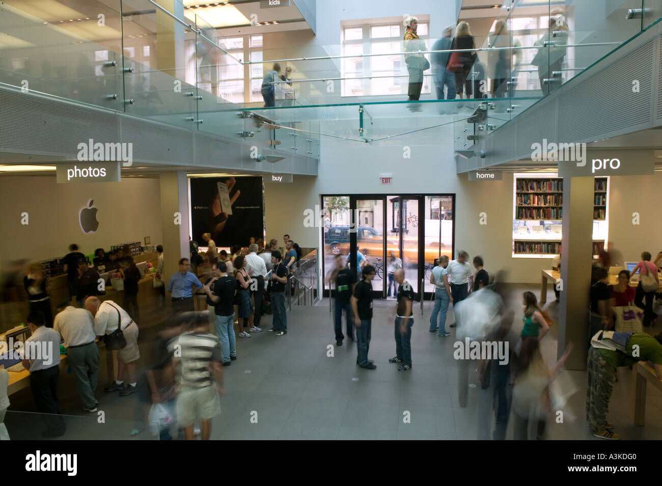 Apple soho store hi-res stock photography and images - Alamy