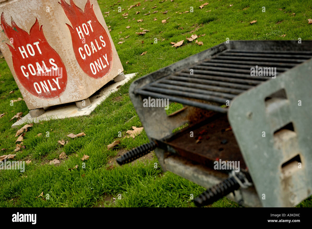 Trash can trash only sign hi-res stock photography and images - Alamy