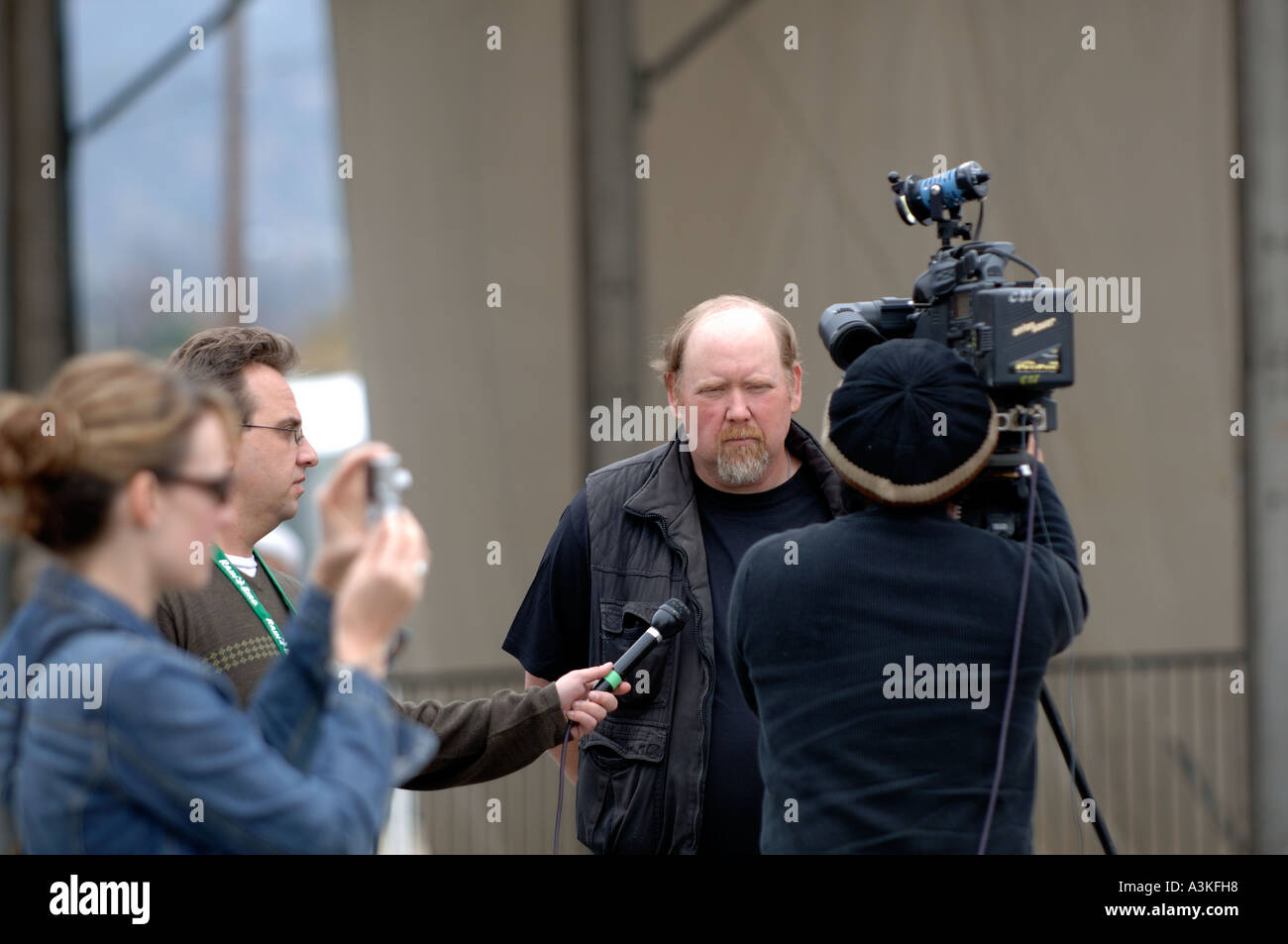 Tv camera crew interviewing people hi-res stock photography and images ...
