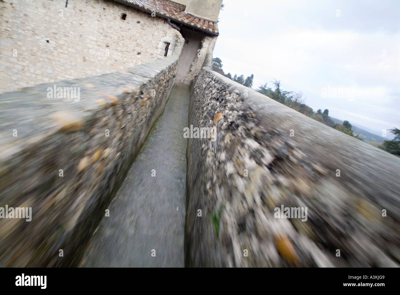 Walls wall both sides passage hi-res stock photography and images - Alamy