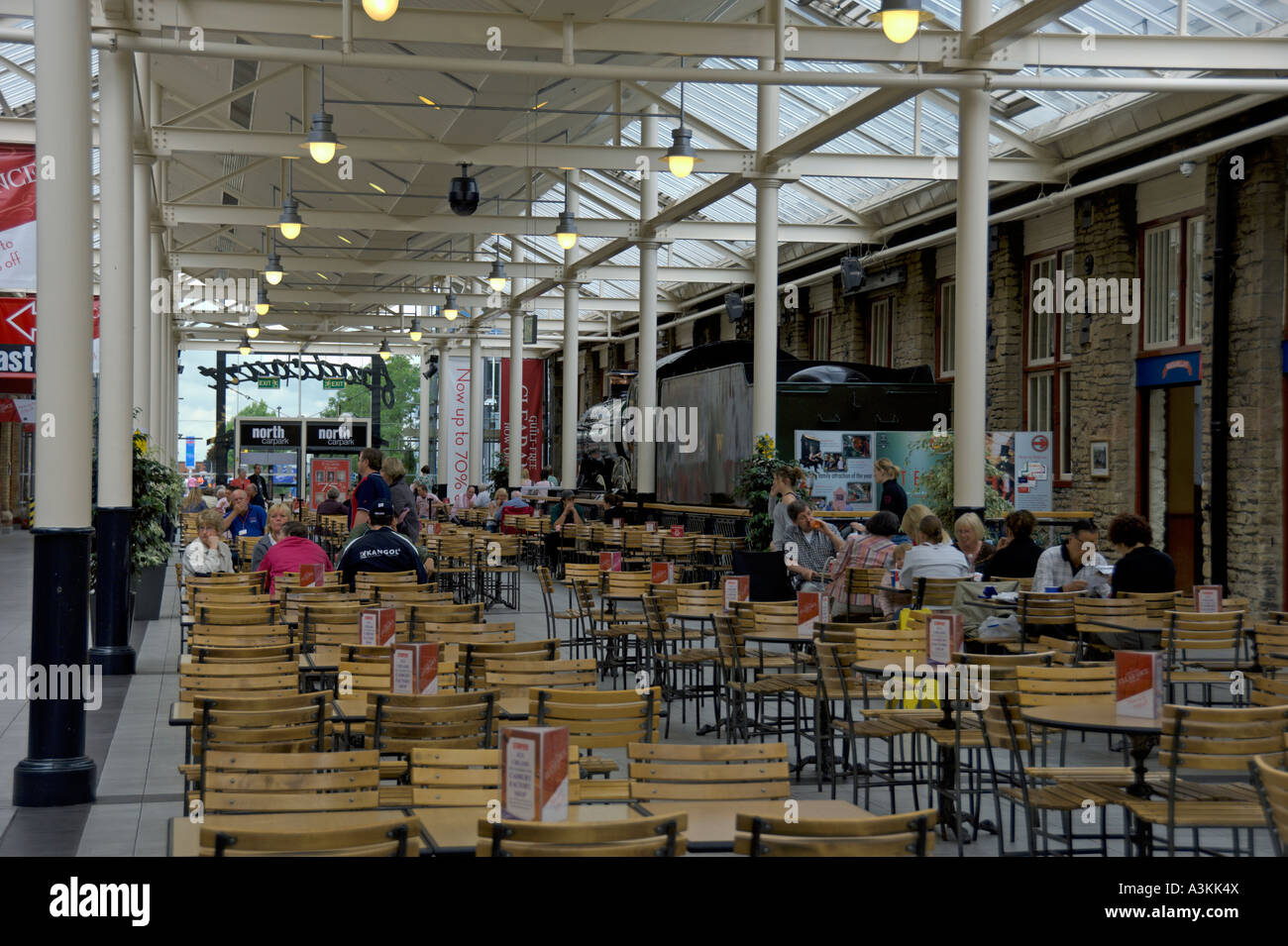 Swindon designer outlet food hall hi-res stock photography and images ...