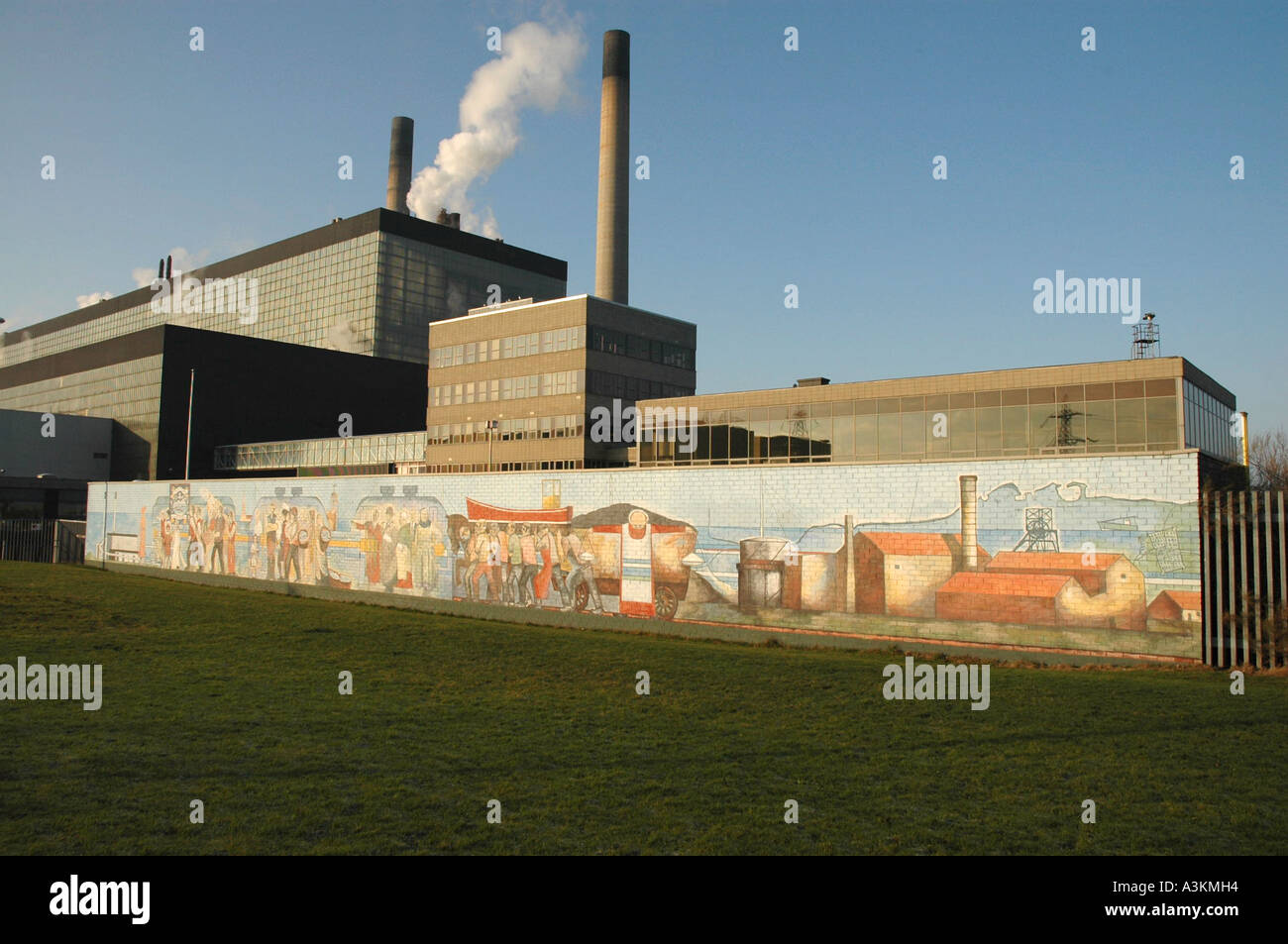 Cockenzie coal power station and mural Stock Photo - Alamy