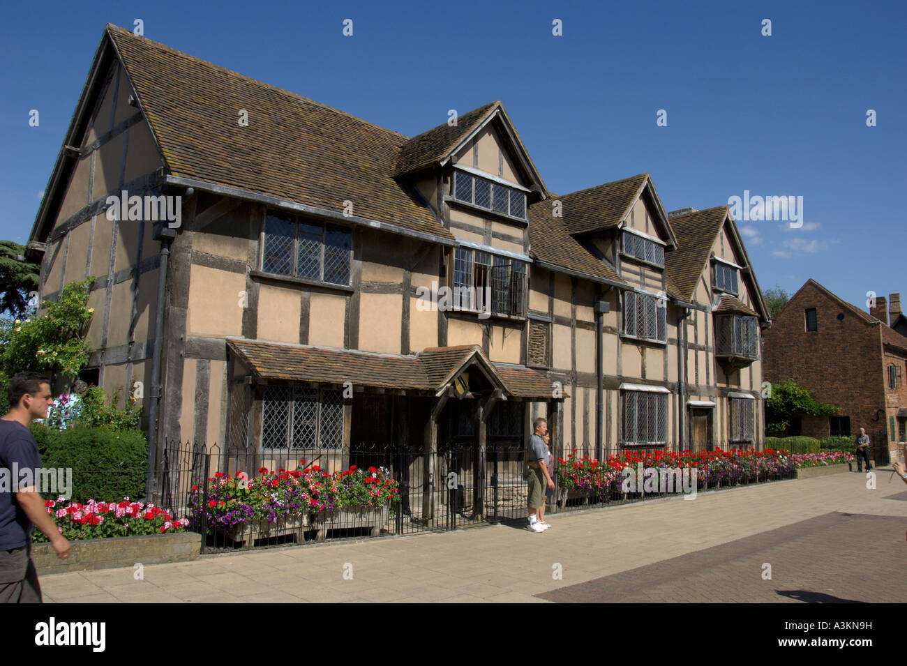 Shakespeare s birthplace Tourists Town Centre Stratford Upon Avon ...