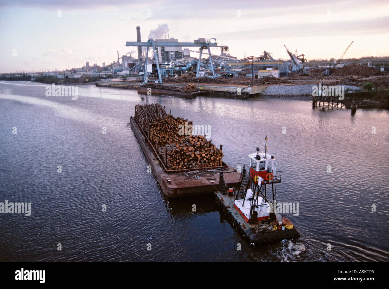 Tug pulpwood load on barge hi-res stock photography and images - Alamy