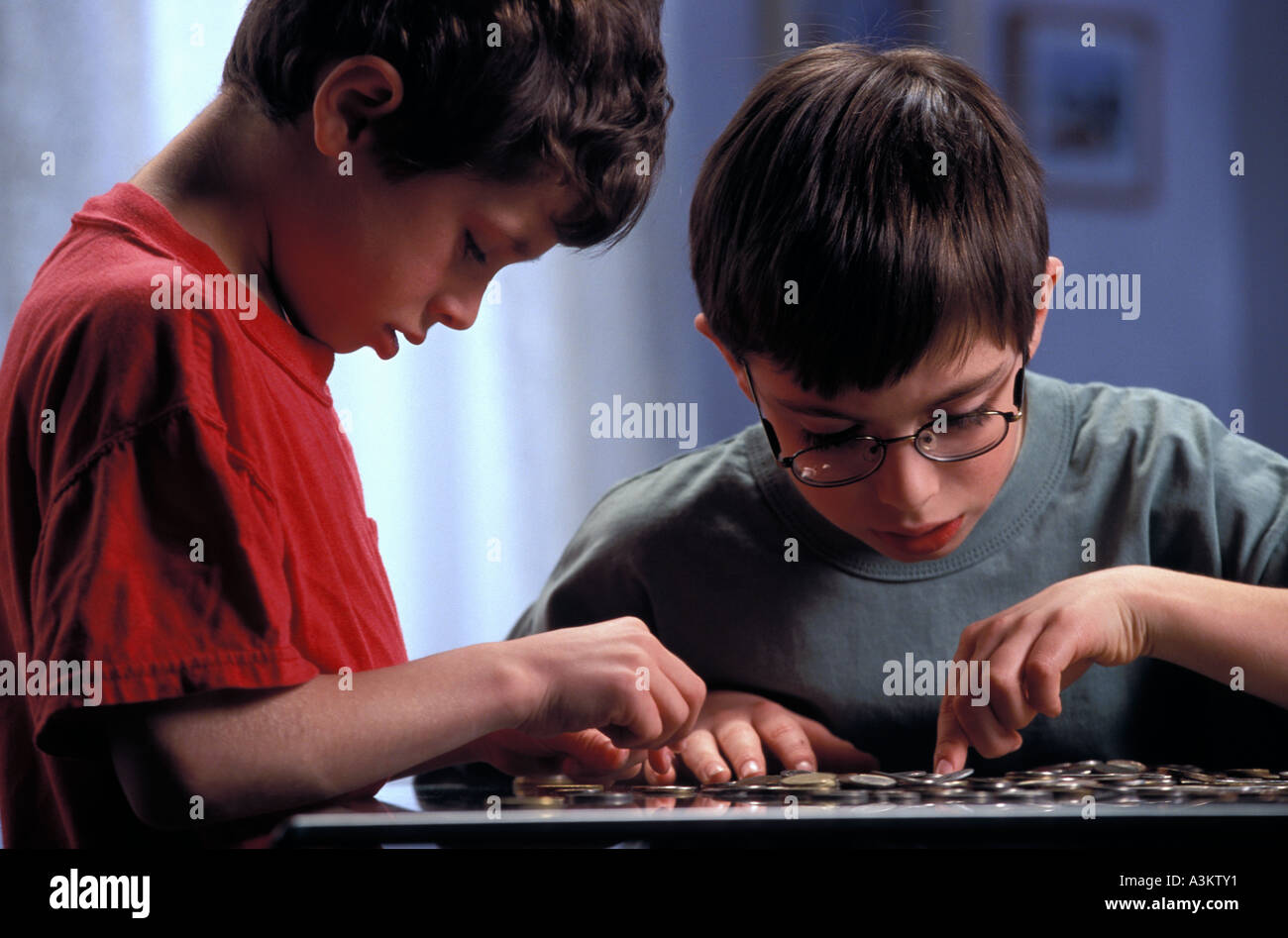 Brothers counting out their money Stock Photo - Alamy