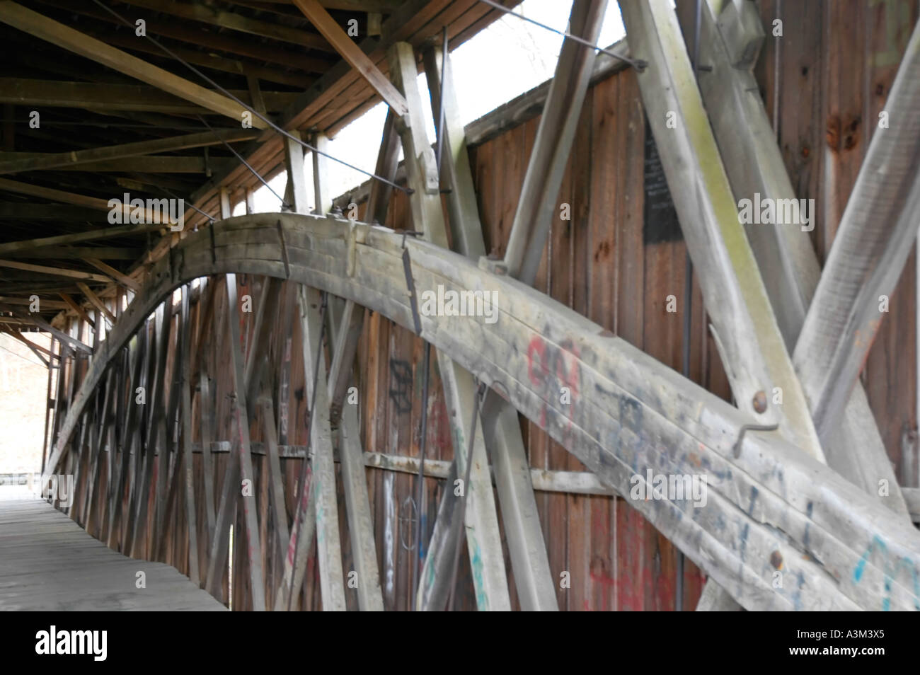 Internal wooden support span arch in the Johnson Creek Covered Bridge ...