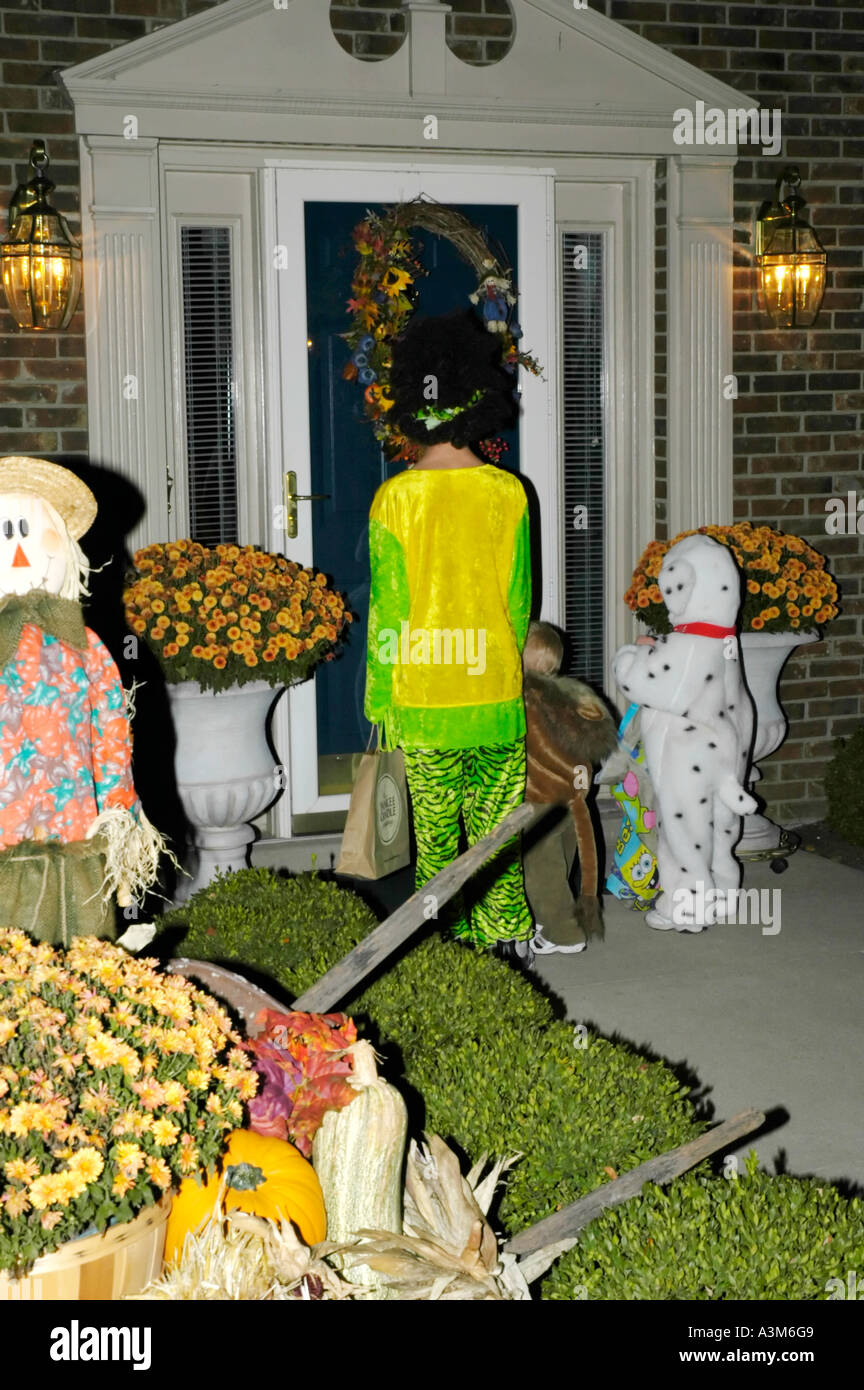 Children knocking door halloween hi-res stock photography and images ...
