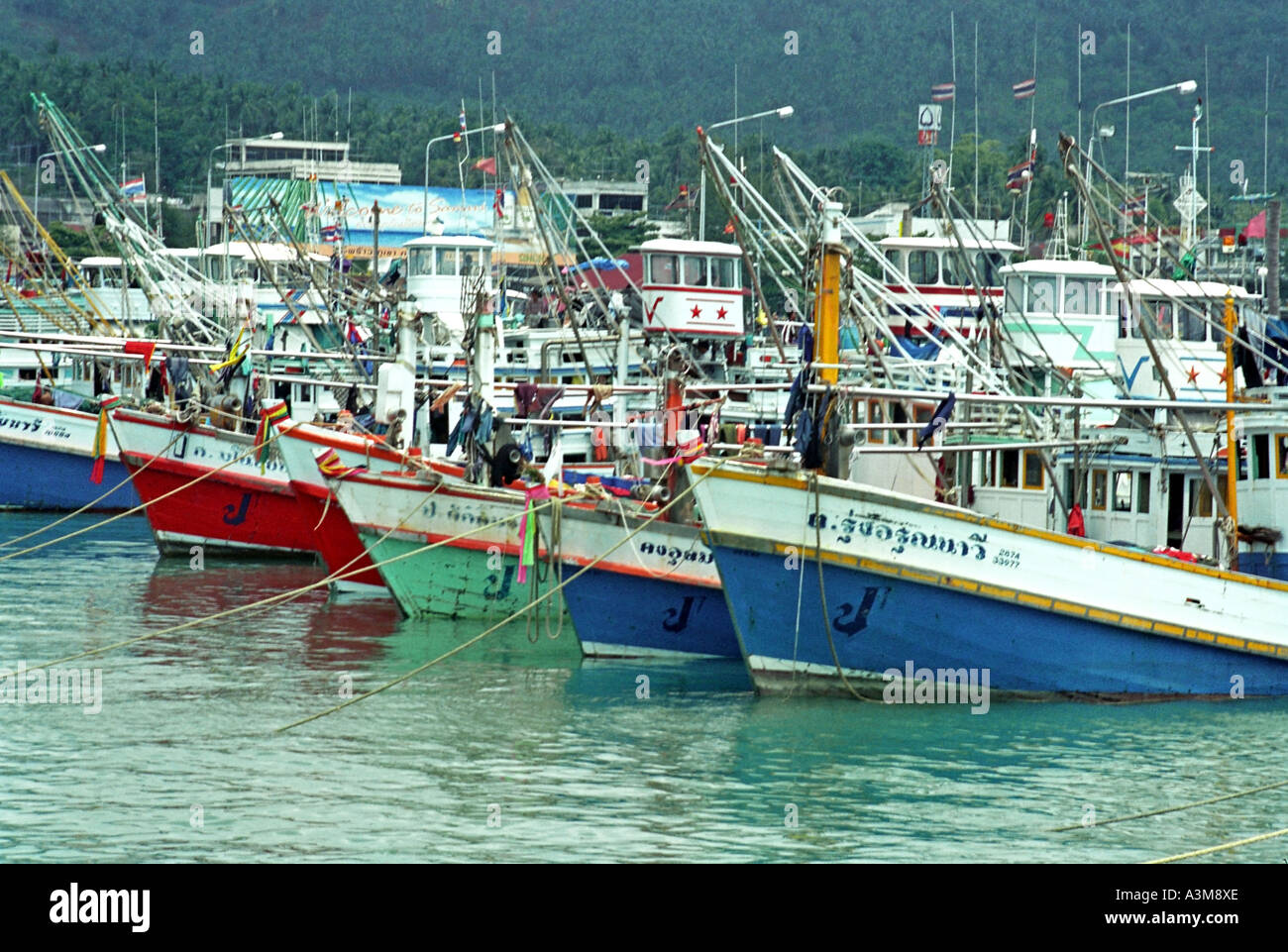 Fishing boats at anchor at Ko Samui, Thailand, Gulf of Siam. DZ8 Stock ...