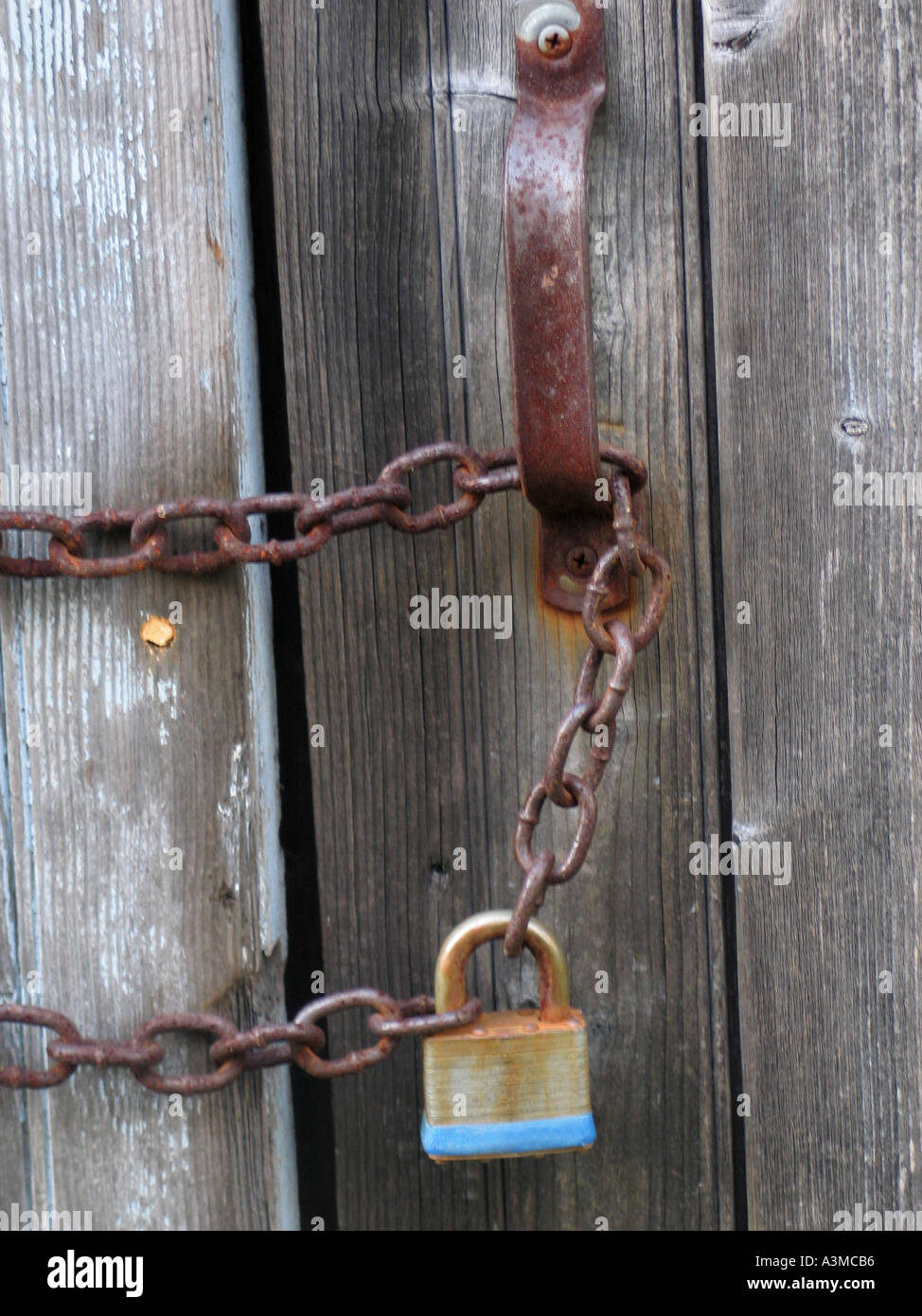 Aged barn lock Stock Photo - Alamy