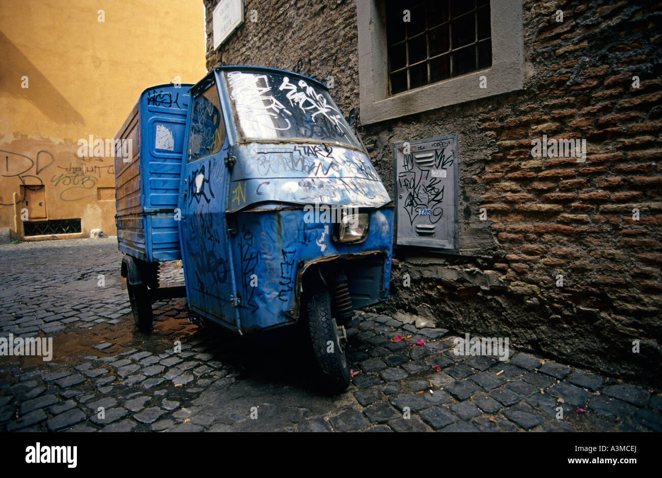 Three wheeler van hi-res stock photography and images - Alamy