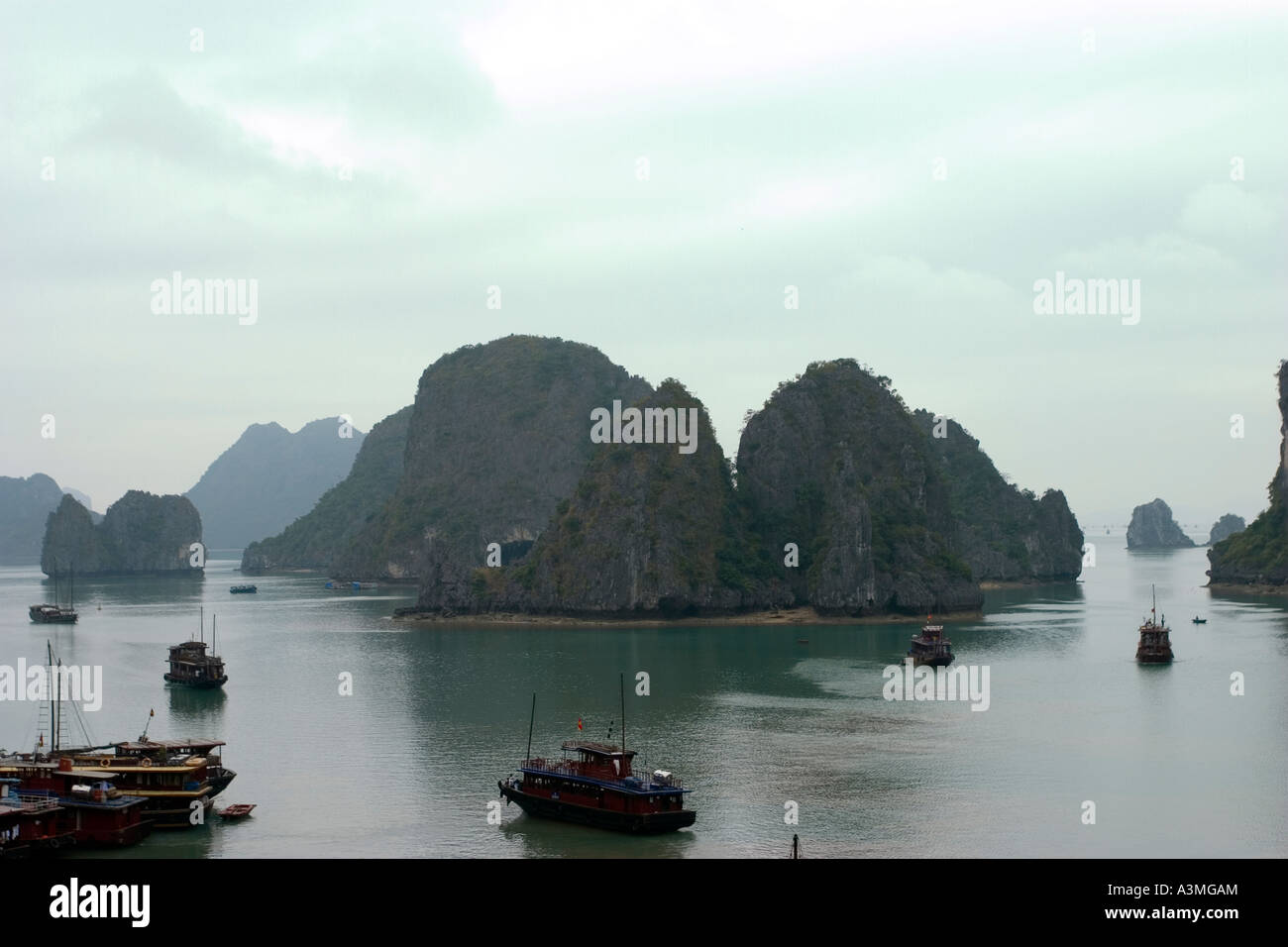 Junk on the Halong Bay Stock Photo - Alamy