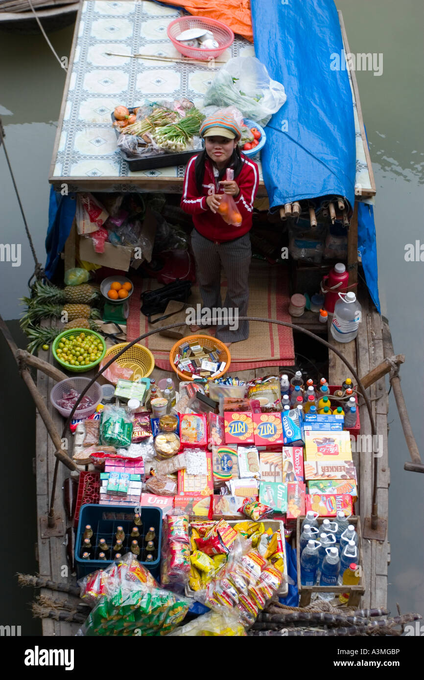 Vietnamese boat vendor on ha long bay hi-res stock photography and ...
